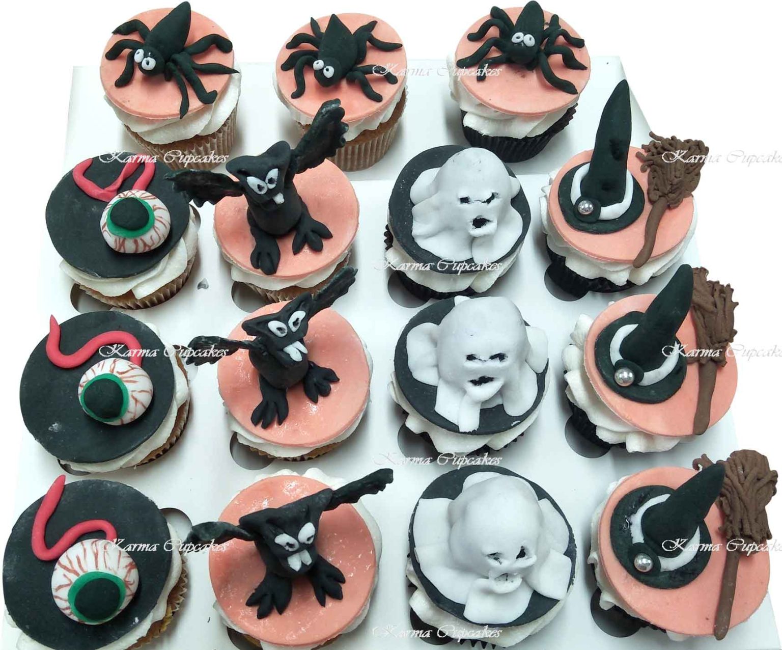 Halloween Cupcakes with 3D sugar pieces